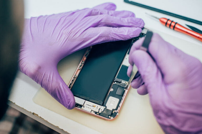 Pourquoi faire réparer son téléphone à domicile par un réparateur expert